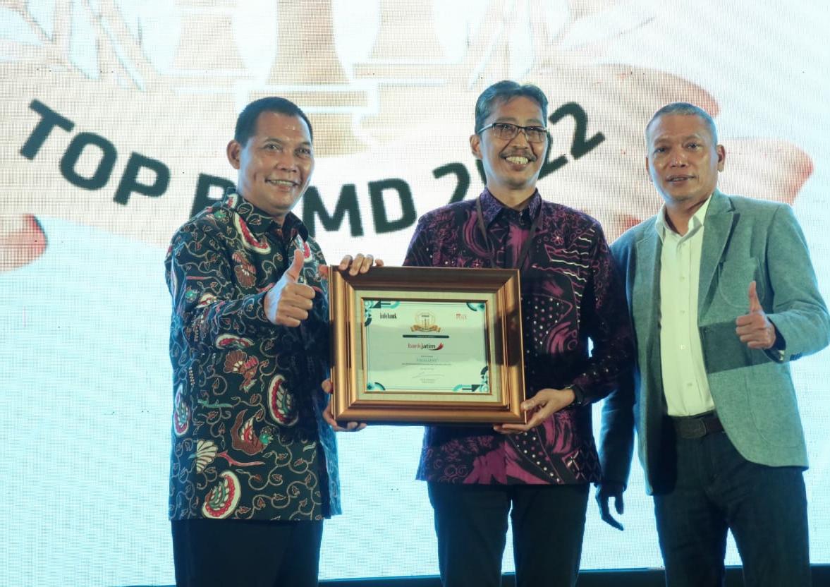 Bank Jatim Raih TOP BUMD 2022 Kategori BPD KBMI 2 - Neo-Demokrasi