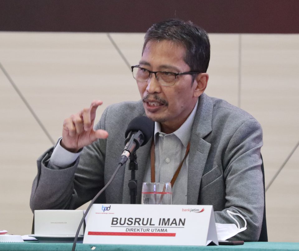 Dirut Bank Jatim Busrul Iman Raih Indonesia Financial Top Leader Awards - Neo-Demokrasi