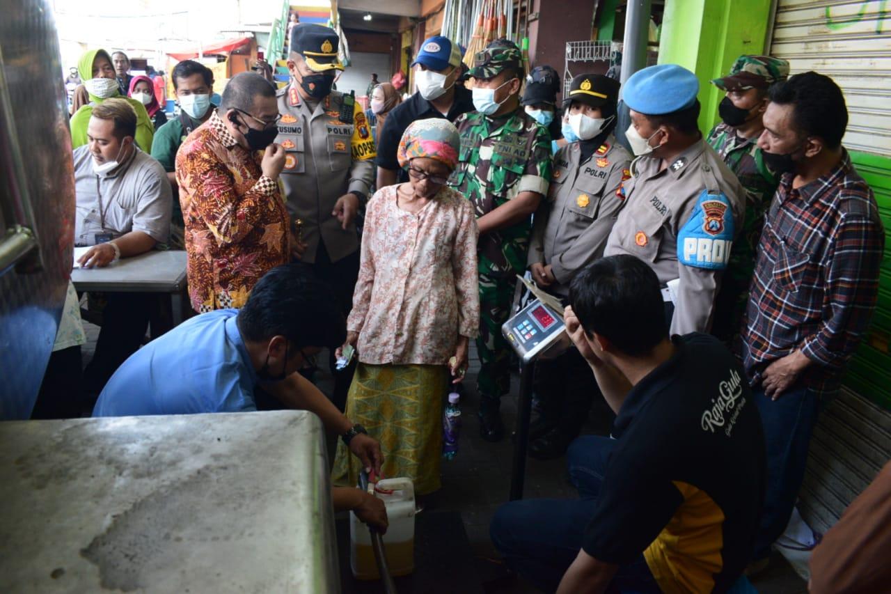 Operasi Pasar Migor di Sedati Diserbu Pembeli - Neo-Demokrasi