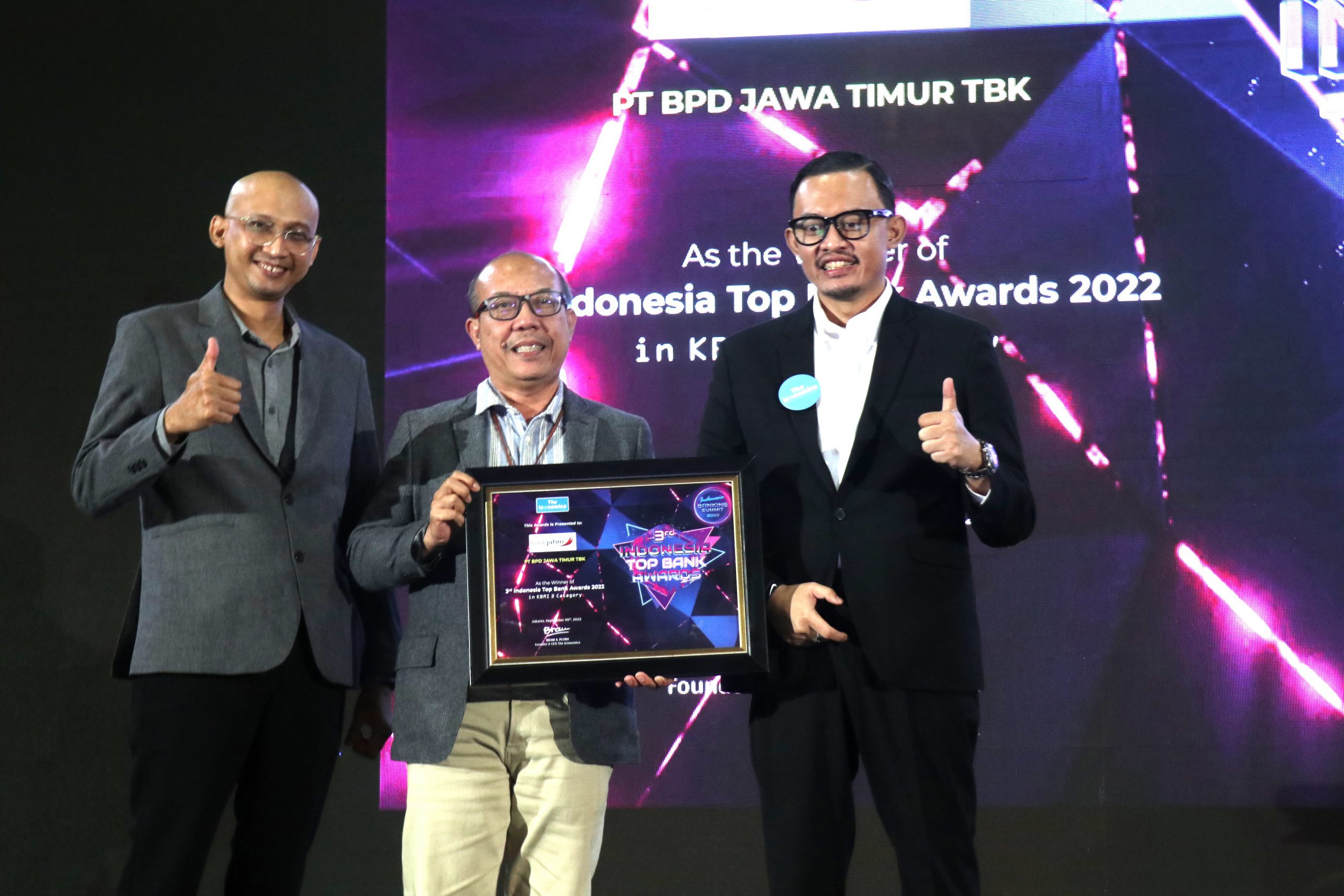 Lagi, Bank Jatim Raih Indonesia Top Bank Awards 2022 - Neo-Demokrasi
